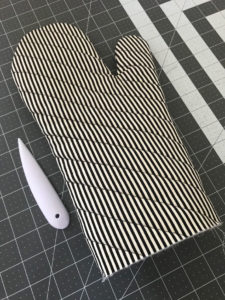 How to Make a Quilted Oven Mitt — Free Sewing Pattern and Tutorial ...
