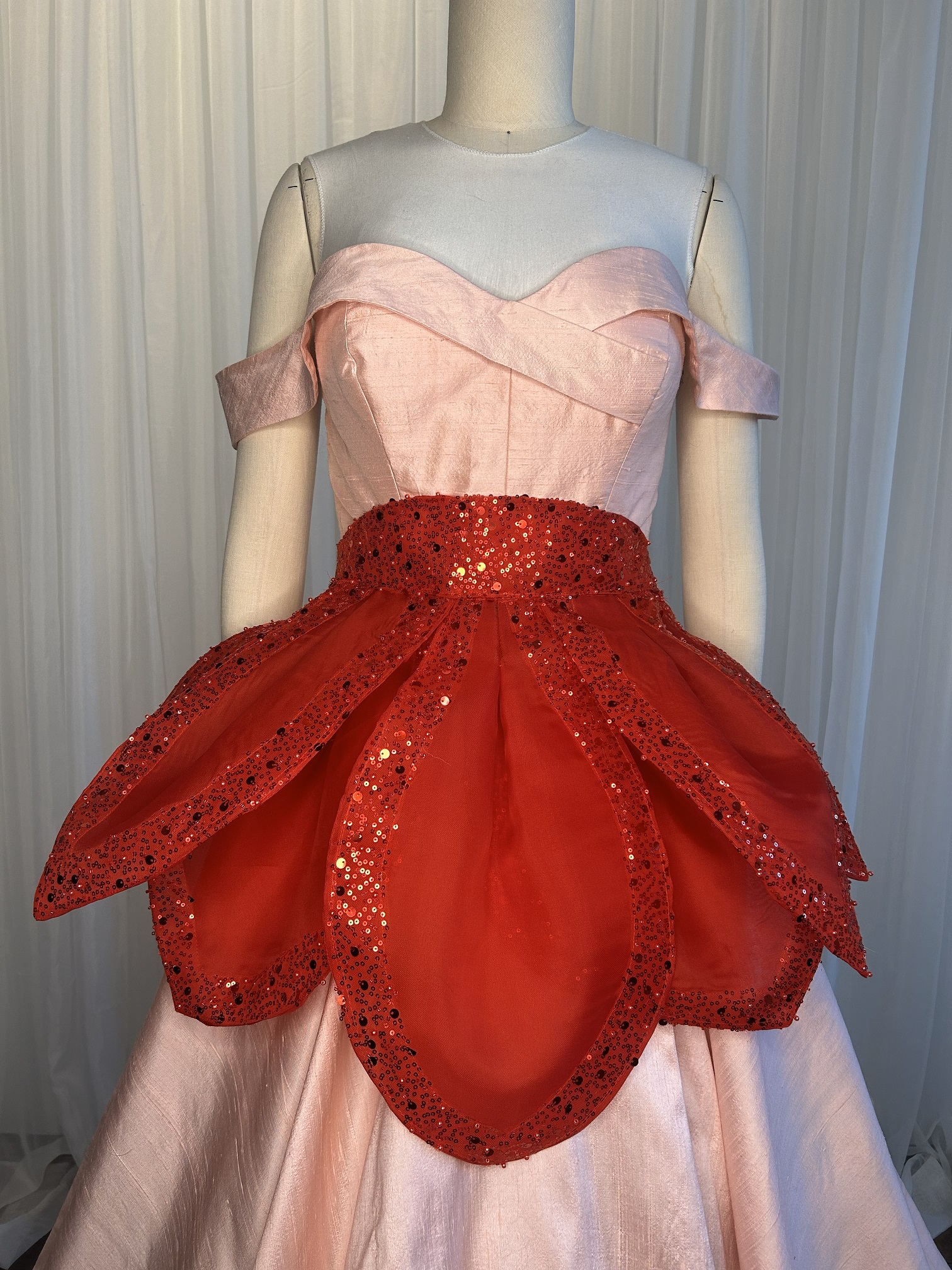 Poinsettia Apron – Charm Patterns